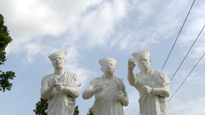 TIMELAPSE-3 CHIEFS-WELCOME TO LAGOS STATUE-CLOSE - Naija Photo Stock